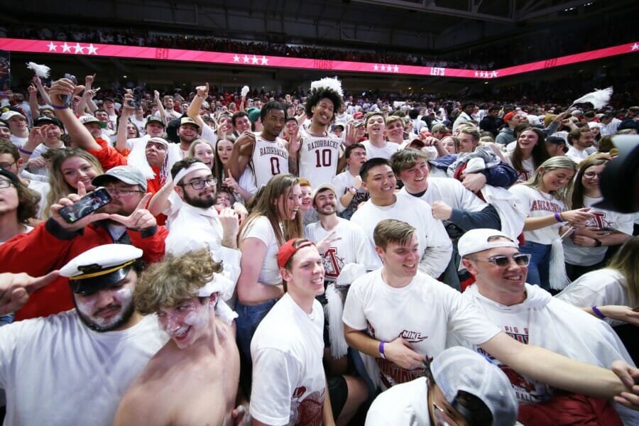 An Arkansas Fan Goes to Extreme Lengths to Distract Player During Free ...